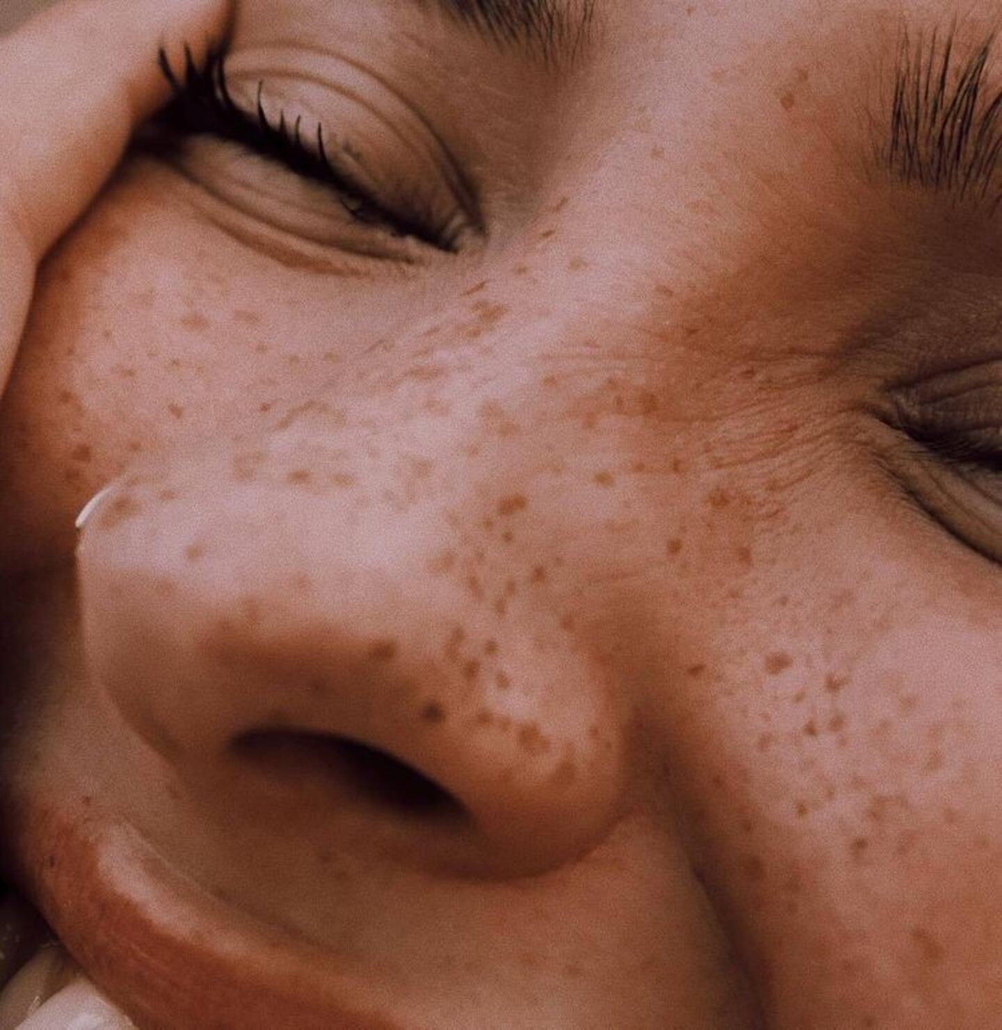 ¿Cómo hacer pecas falsas con Henna? Esta es la nueva tendencia de ...